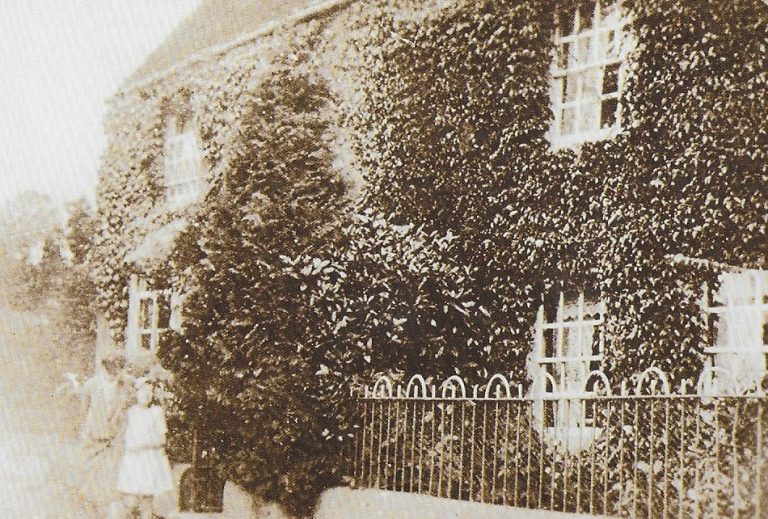 Crouch Hall Lane No.8 - Redbourn VIllage Online